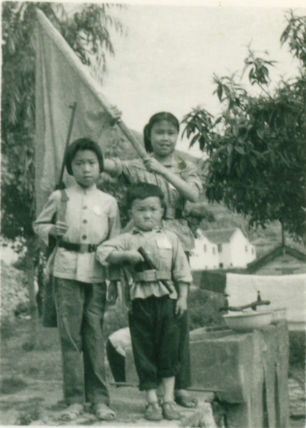 A collection: Little Red Guards of 1966 – Everyday Life in Mao's China