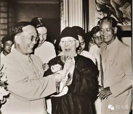 Guo Moruo and Mao Dun congratulate Qi Baishi on winning an award in ...
