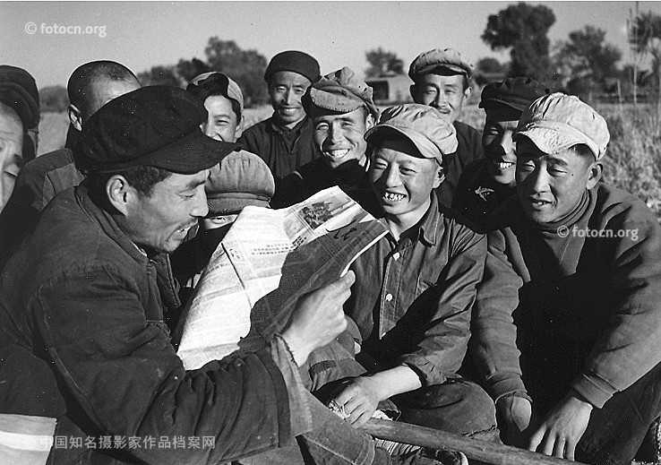 Agricultural cultural cooperative members read the People’s Daily in ...