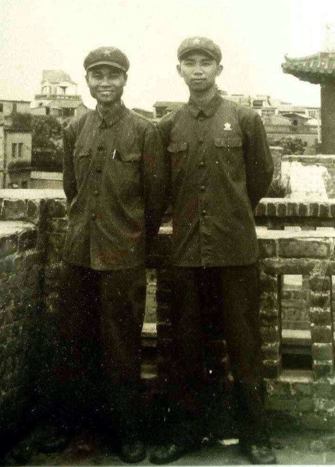 Soldiers visit family in Guangzhou in 1971 – Everyday Life in Mao's China