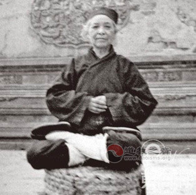 A female monk at the Wudangshan Temple complex in the 1970s – Everyday ...