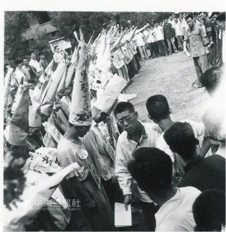 Struggle session at CASS Philosophy and Society Department in 1966 ...