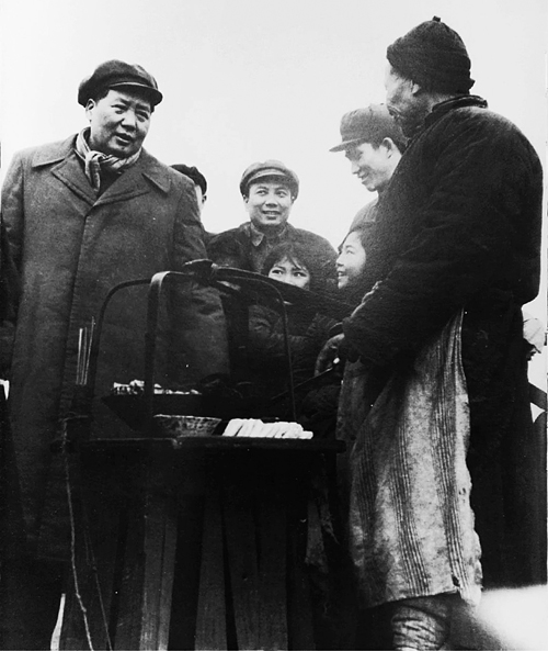 Mao talks with a street peddler in 1953 – Everyday Life in Mao's China
