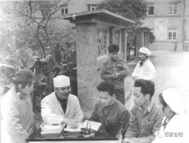 A barefoot doctor near Chengdu in 1976 – Everyday Life in Mao's China