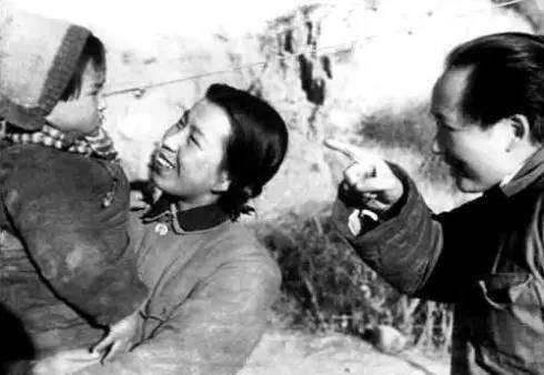 Li Na, Jiang Qing, and Mao at Yanan in 1943 – Everyday Life in Mao's China
