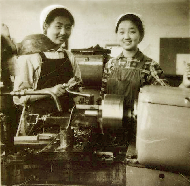 Women in a factory in 1972 – Everyday Life in Mao's China