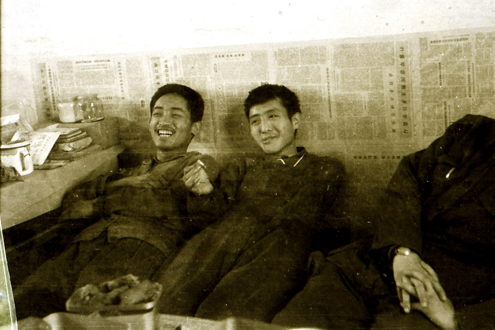 Having a cigarette after lunch in 1973 – Everyday Life in Mao's China