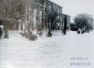 Flood of Runan County bus station in 1975 – Everyday Life in Mao's China