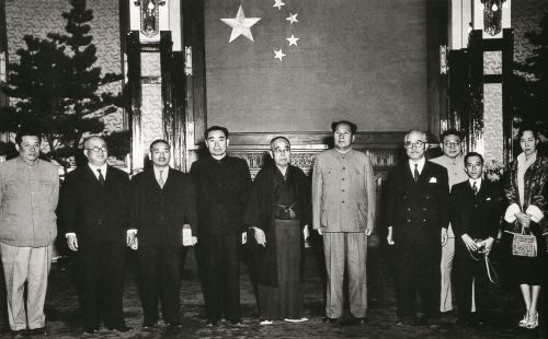 Mao and Zhou Enlai meet with a Japanese delegation in 1955 – Everyday ...