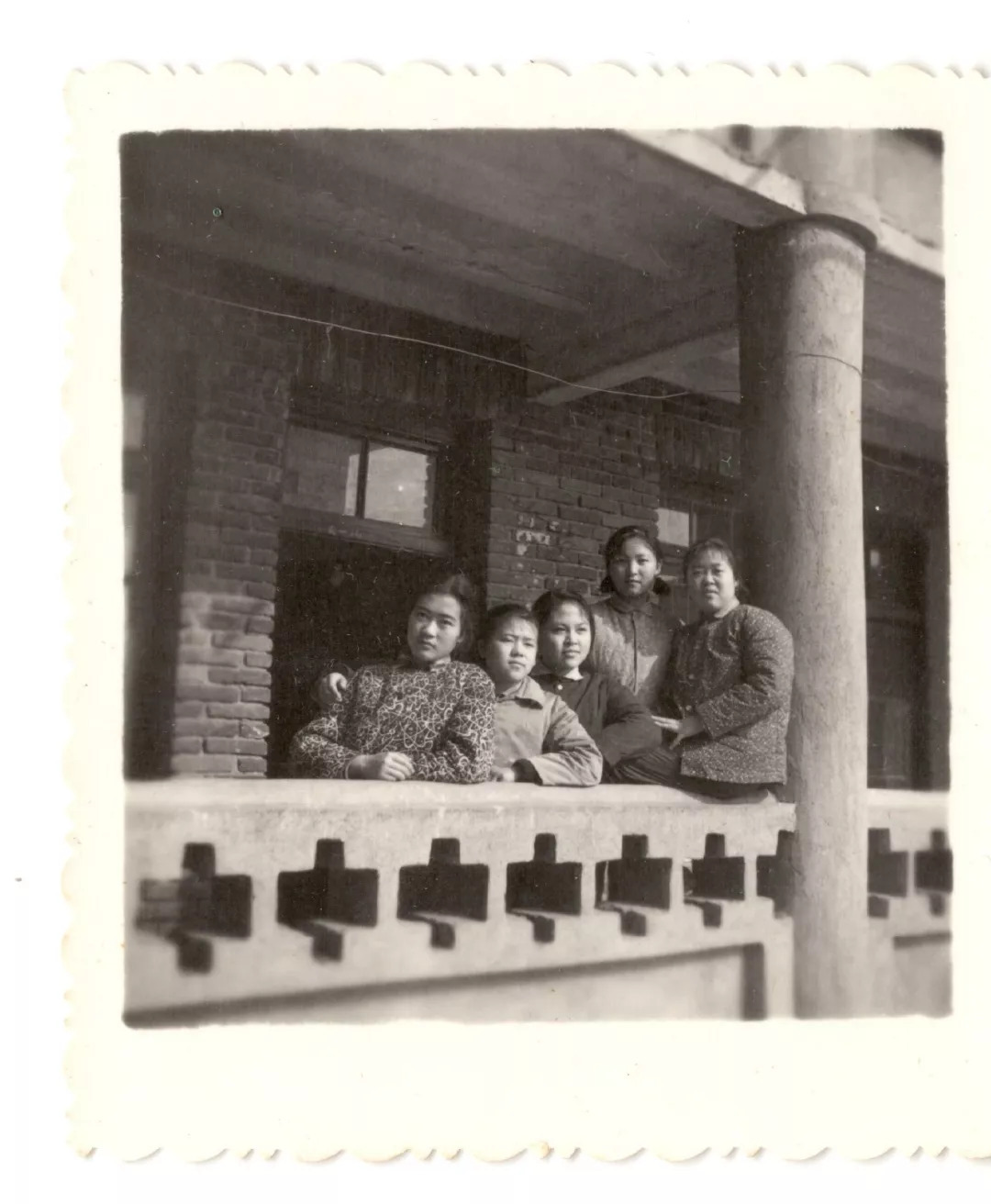 A group of classmates in Yichang in 1979 – Everyday Life in Mao's China