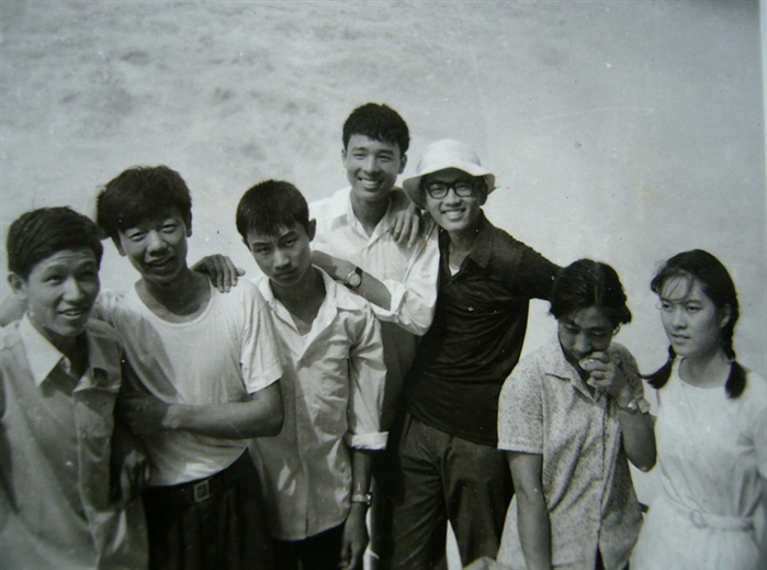Classmates visit the Gezhouba DAm in 1971 – Everyday Life in Mao's China