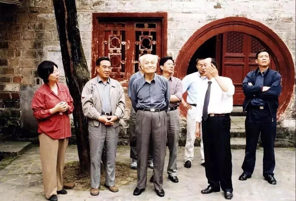 Li Rui inspecing the Three Gorges region in 2002 – Everyday Life in Mao ...
