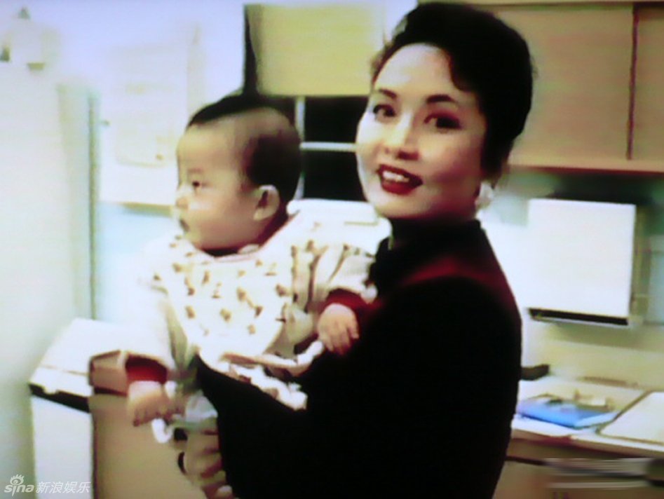 Peng Liyuan and Xi Mingze circa 1994 – Everyday Life in Mao's China