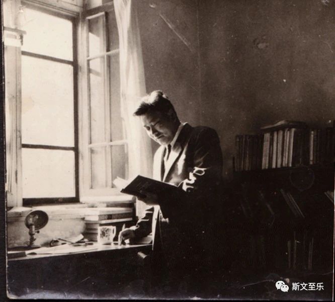 Huang Wanli prepares to teach at his Qinghua University residence in ...