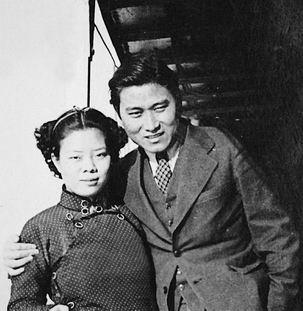 Huang Wanli and his wife taking aboat from Wuhan to Chongqing in 1937 ...