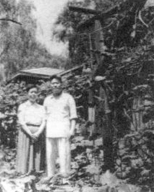 Huang Wanli and his wife grow pumpikns at Qinghua University in 1961 ...