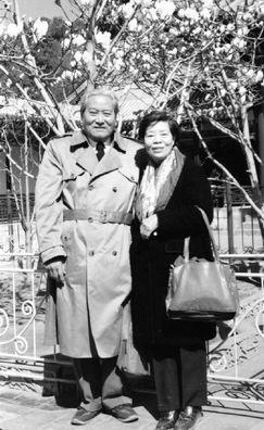 Huang Wanli and his wife at the Summer Palace in 1988 – Everyday Life ...