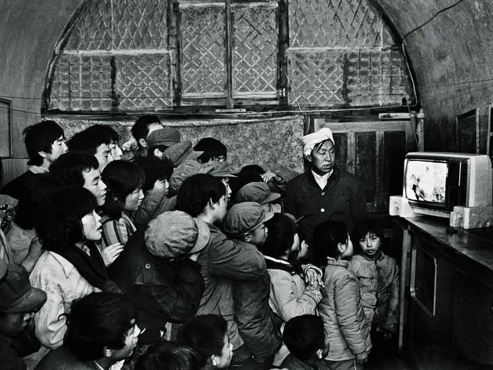 Watching TV in rural China in 1988 – Everyday Life in Mao's China