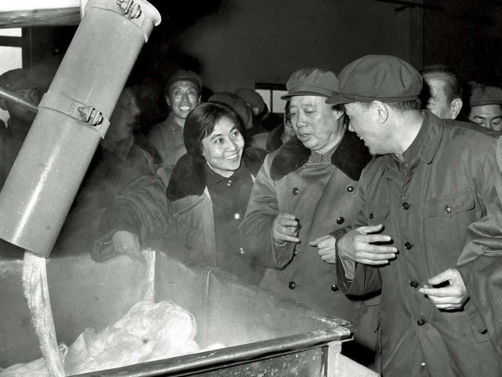 Wang Dongxing and Wu Guixian visits the Daqing oil field in 1977 ...