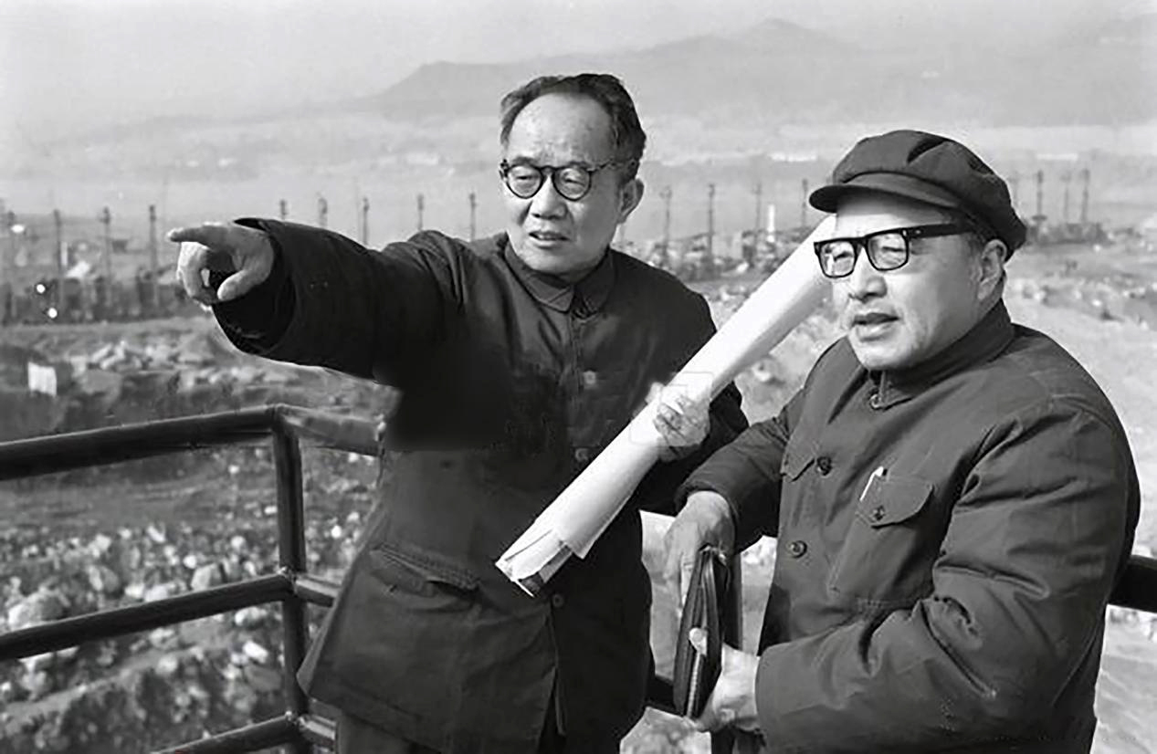 Cao Le’an and Cao Hongxun at the Gezhouba Dam in 1982 – Everyday Life ...