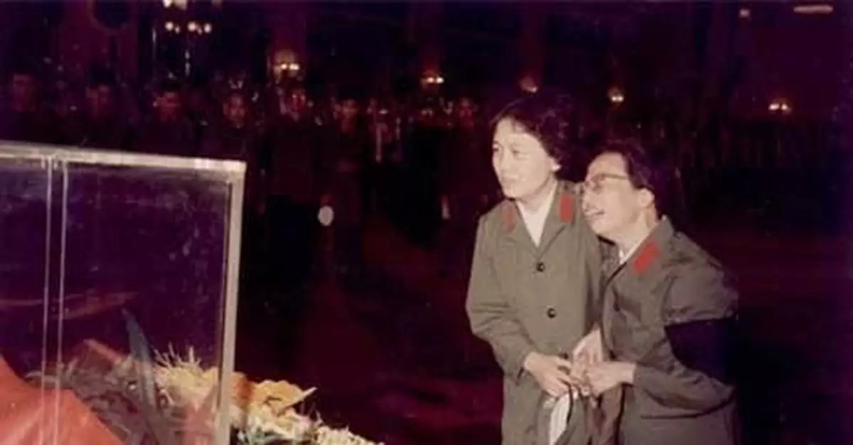 Jiang Qing cries at Mao Zedong’s funeral in 1976 – Everyday Life in Mao ...