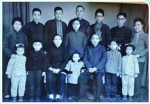 Oil expert Shen Pingping’s family in 1962 – Everyday Life in Mao's China