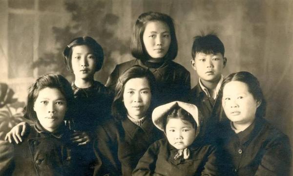 Mao’s wife He Zizhen and her family in 1947 – Everyday Life in Mao's China